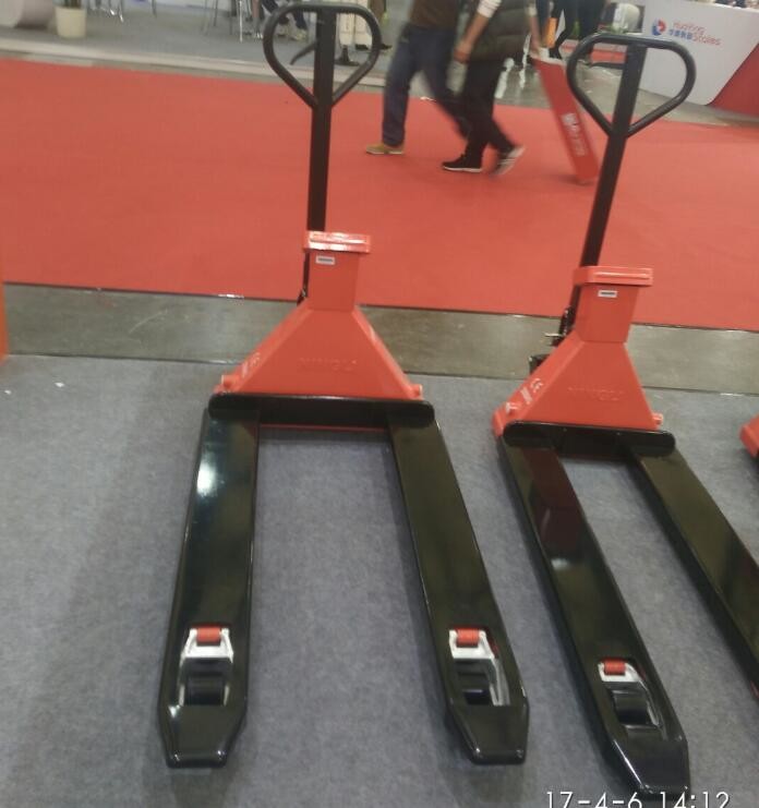 Pallet Jack di basso profilo con uso commerciale ed industriale della ...